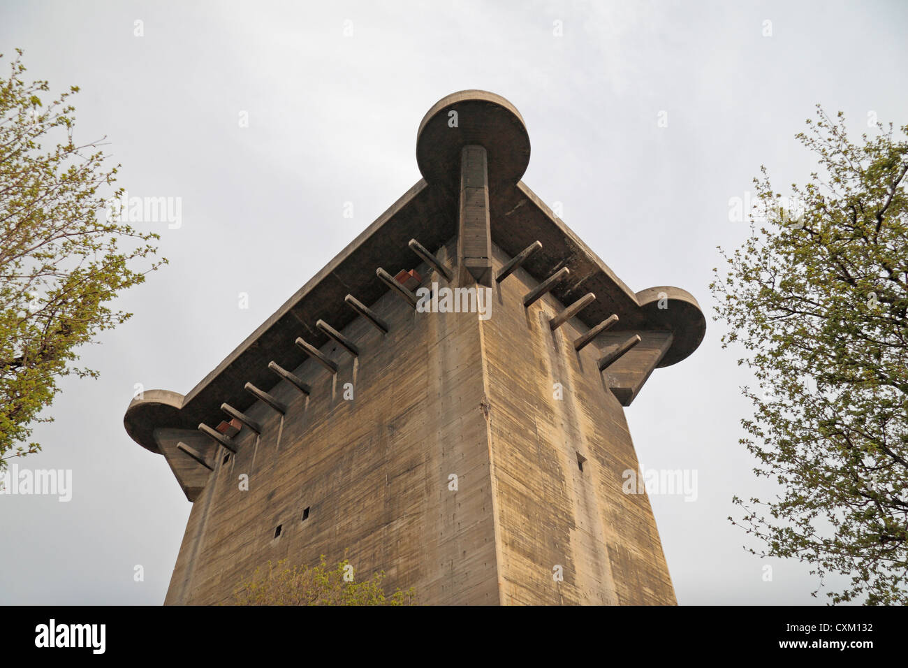 Die massiven L-Turm German World War Two Flak Flakturm (Flackturme) im ...