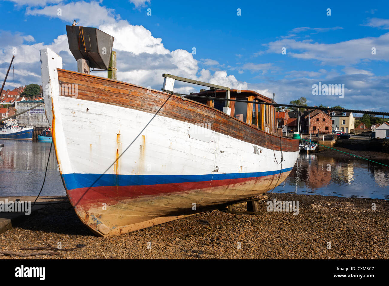 Ein altes Fischerboot aus Holz Klinker gebaut / Trawler am Ufer des Esk ...