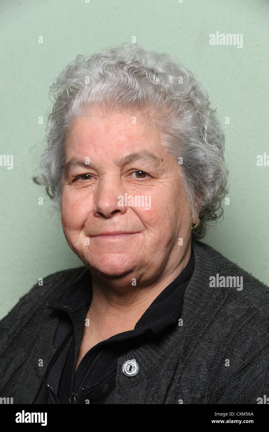 Nahaufnahme alte frau dame weibliche reife rentner senior -Fotos und ...