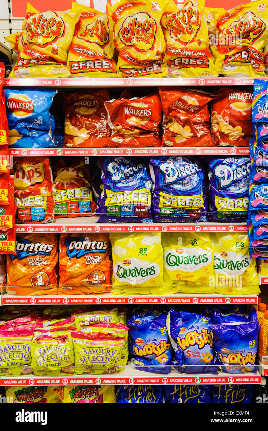 Pakete der Marken Snacks und Chips für den Verkauf auf den Regalen in ...