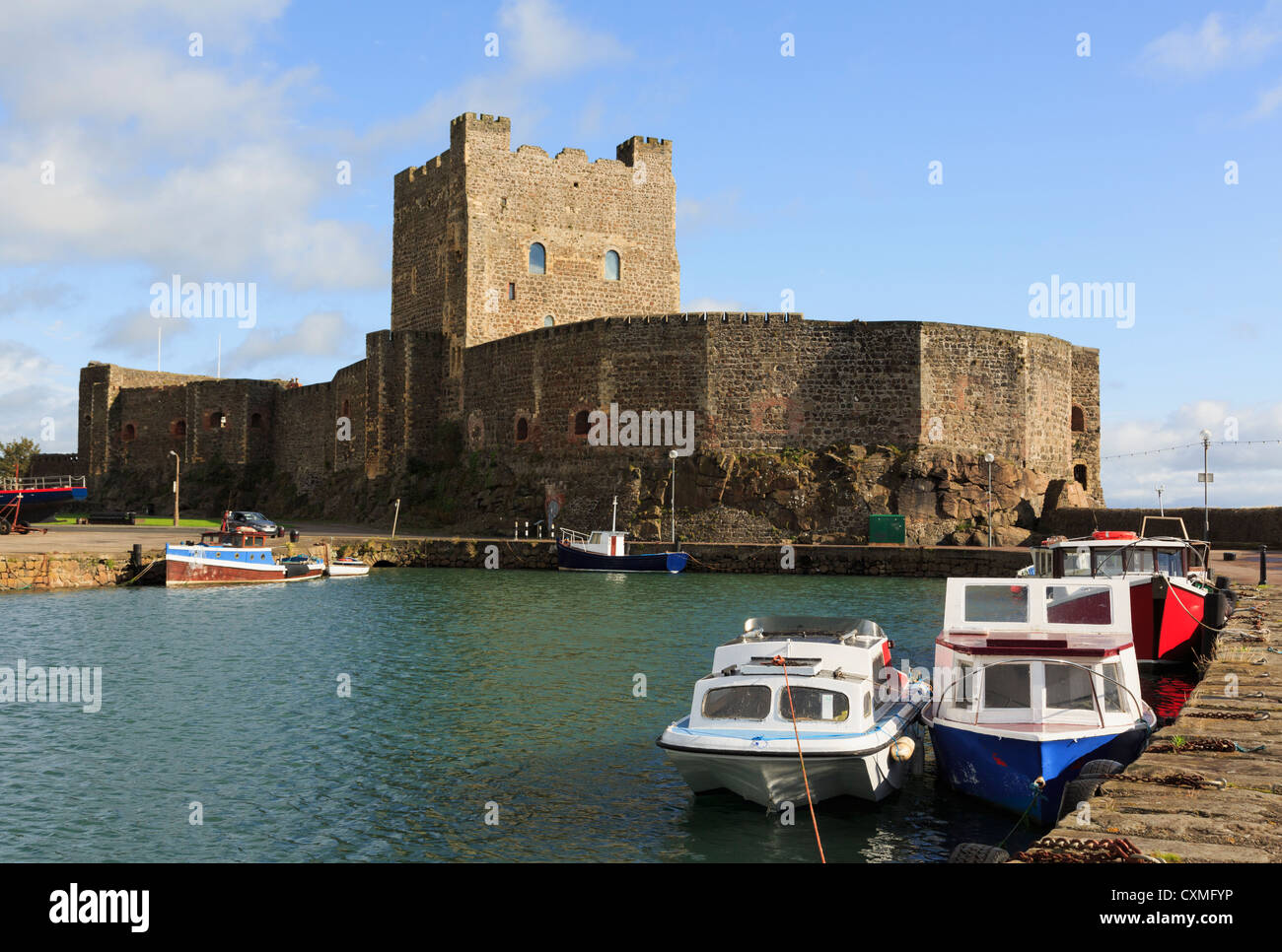 Blick über das Wasser bis 12. Jahrhundert normannische Burg 1177 auf ...