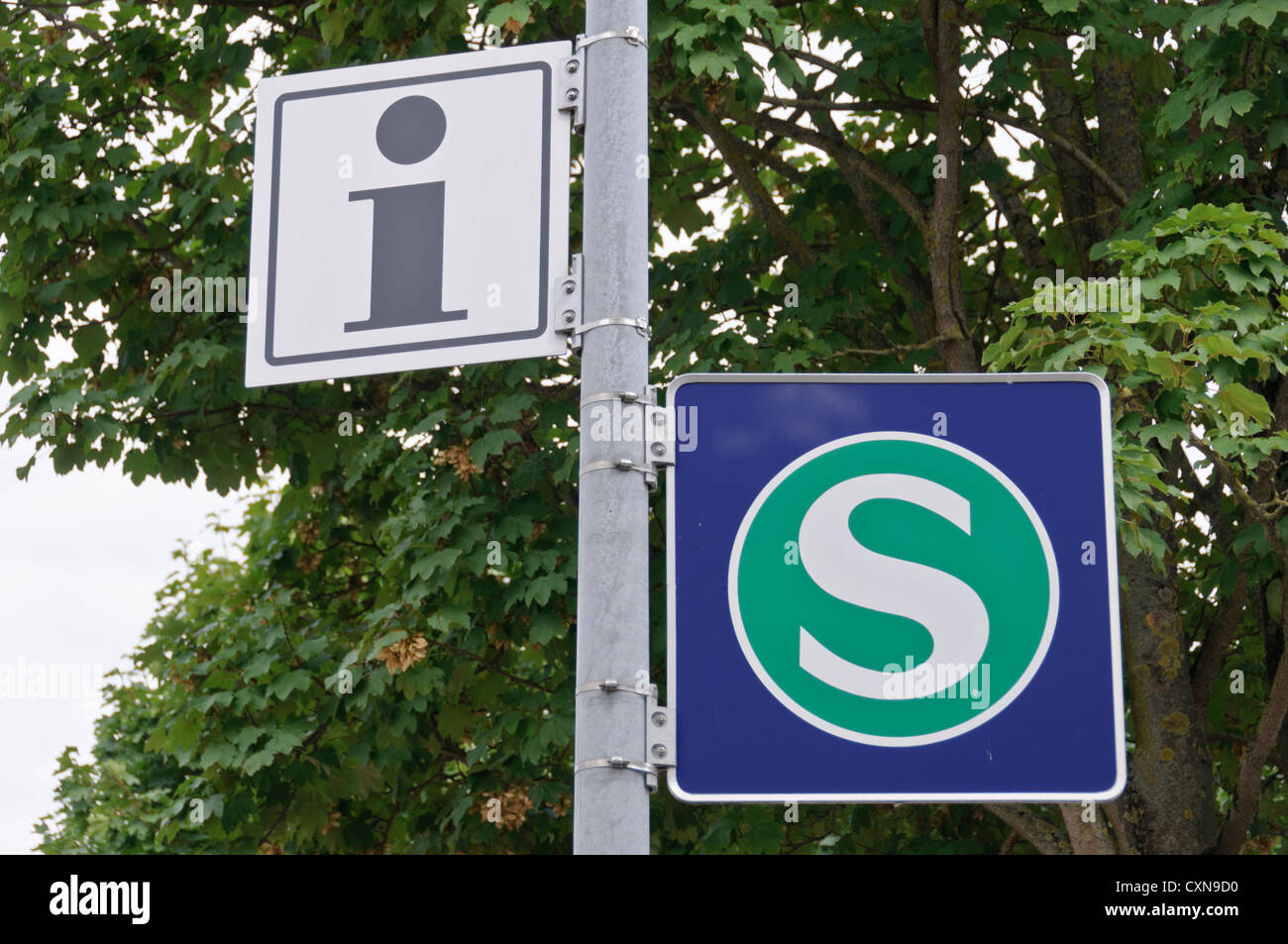 Deutsche oder Schweizer S-Bahn, Passagierzug, Zug Station Zeichen und ...