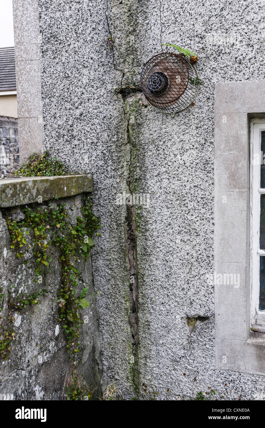 Reparaturen, 200 Jahre alten Haus mit Riss in der Nähe Ende der Mauer ...