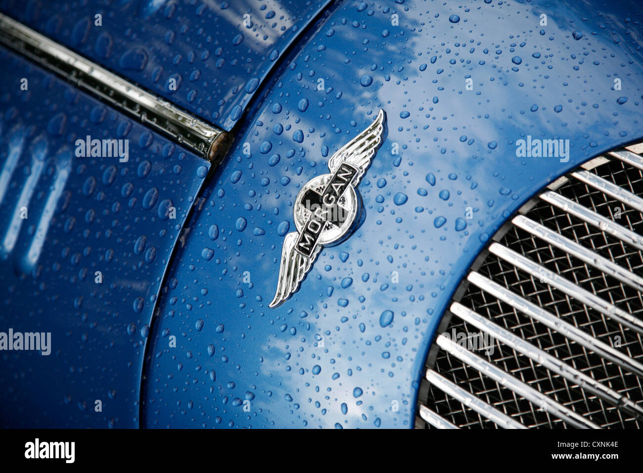 Blue morgan sports car -Fotos und -Bildmaterial in hoher Auflösung – Alamy