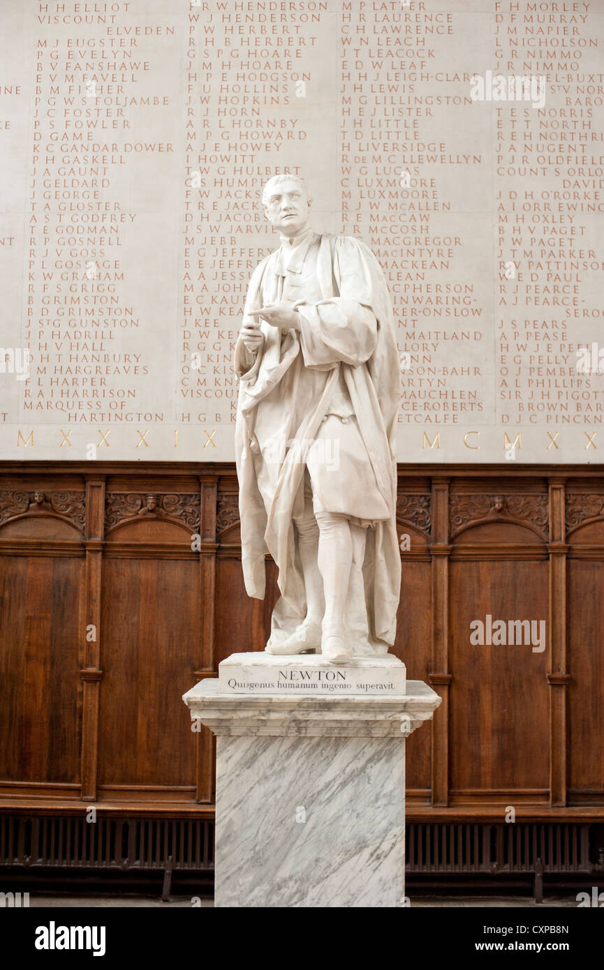Statue von Isaac Newton im Trinity College, Cambridge, UK ...
