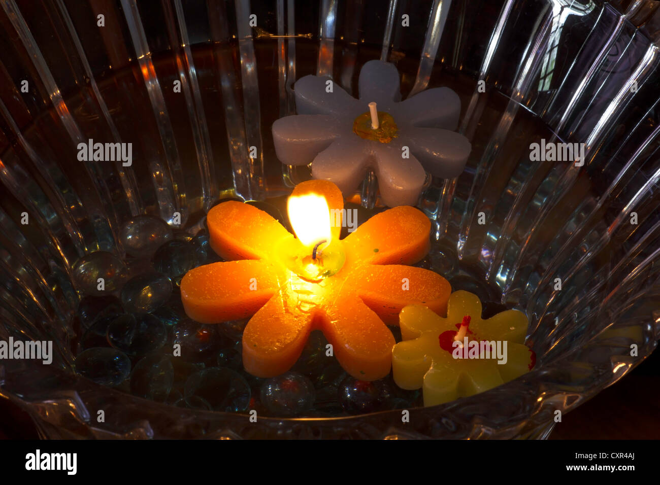 Farbige brennende kerzen -Fotos und -Bildmaterial in hoher Auflösung ...