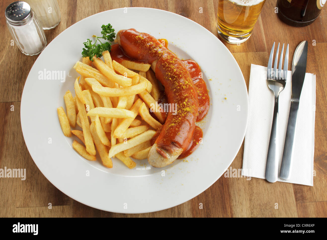 Wurst in Curry-Sauce mit Pommes Frites und Bier Stockfotografie - Alamy