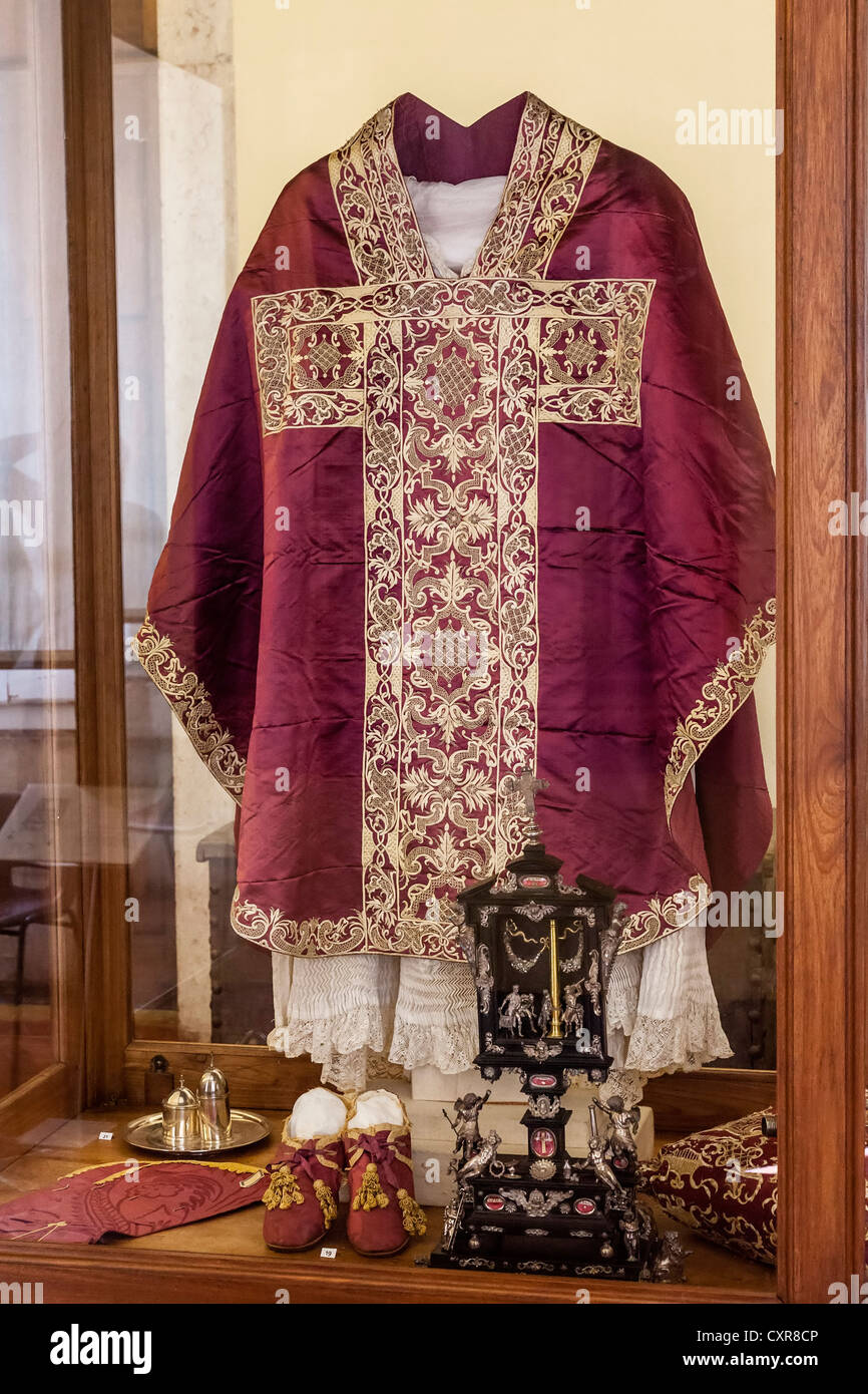 Geistlichen Gewänder - Rochet, Kasel und Manipel im Nucleus heilige ...