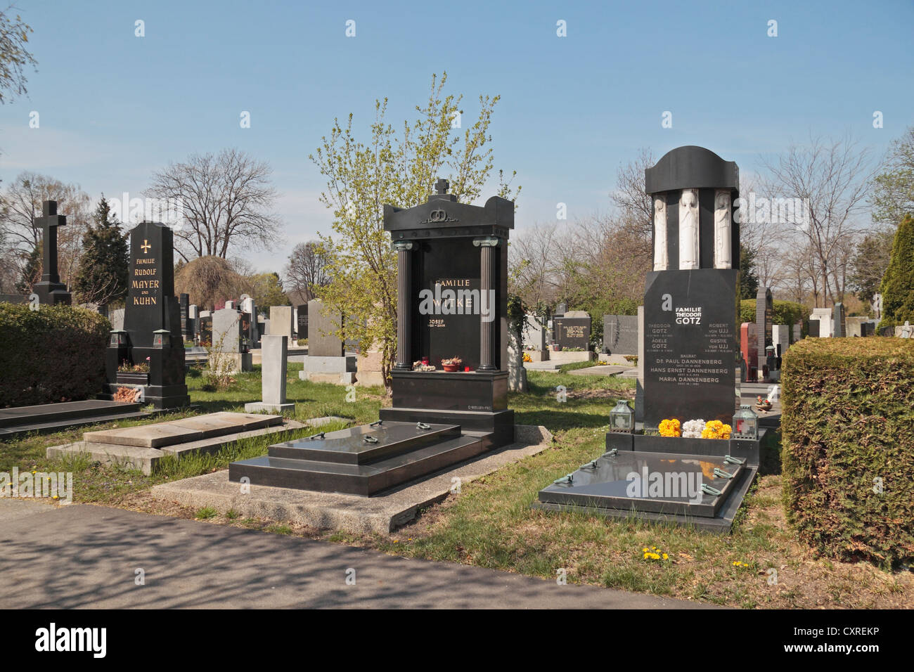 Typische große österreichische Familiengräbern auf dem Zentralfriedhof ...
