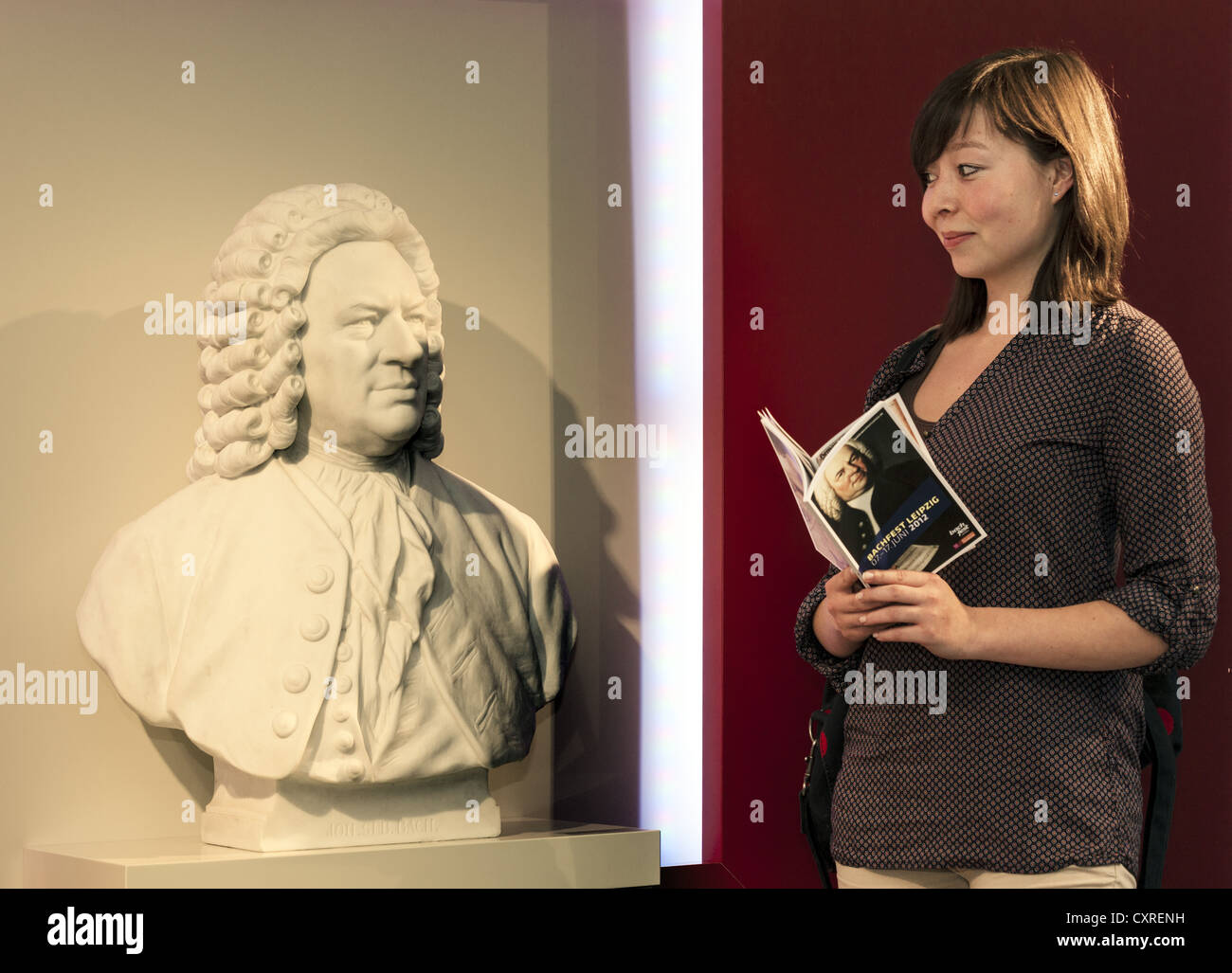 Besucher vor der Büste von Johann Sebastian Bach, Bach-Museum Leipzig ...