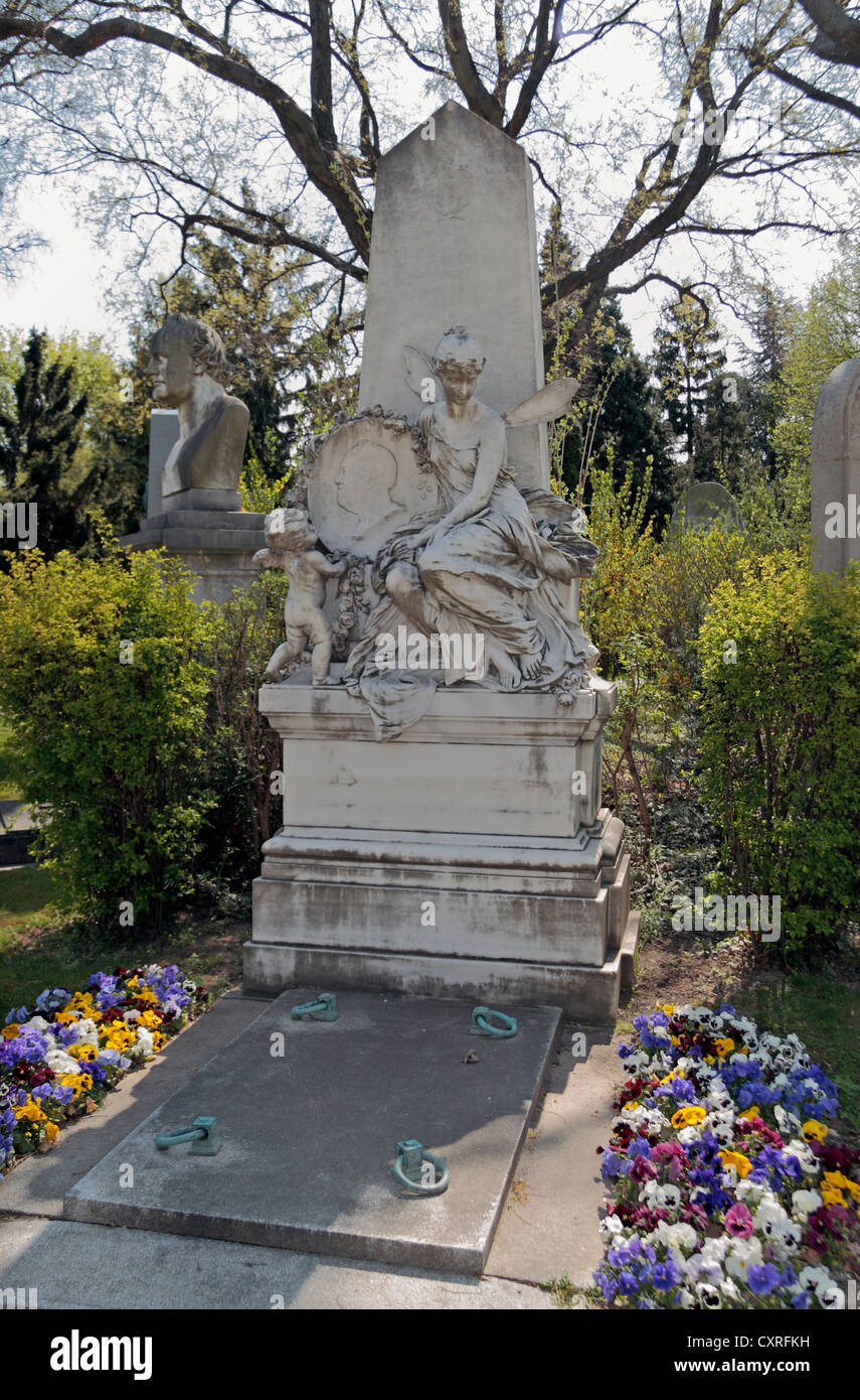 Das Grab des österreichischen Dramatikers Eduard von Bauernfeld auf dem ...