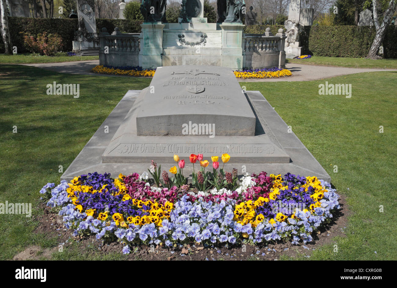 Gesamtansicht der großen flachen Grabstein/Grab auf dem Zentralfriedhof ...