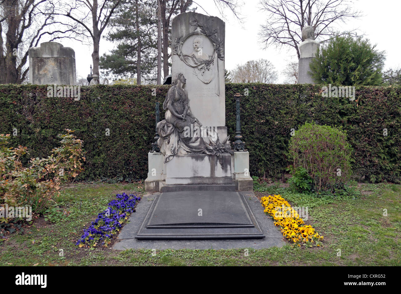 Das Grab des österreichischen Bildhauers Victor Tilgner auf dem ...
