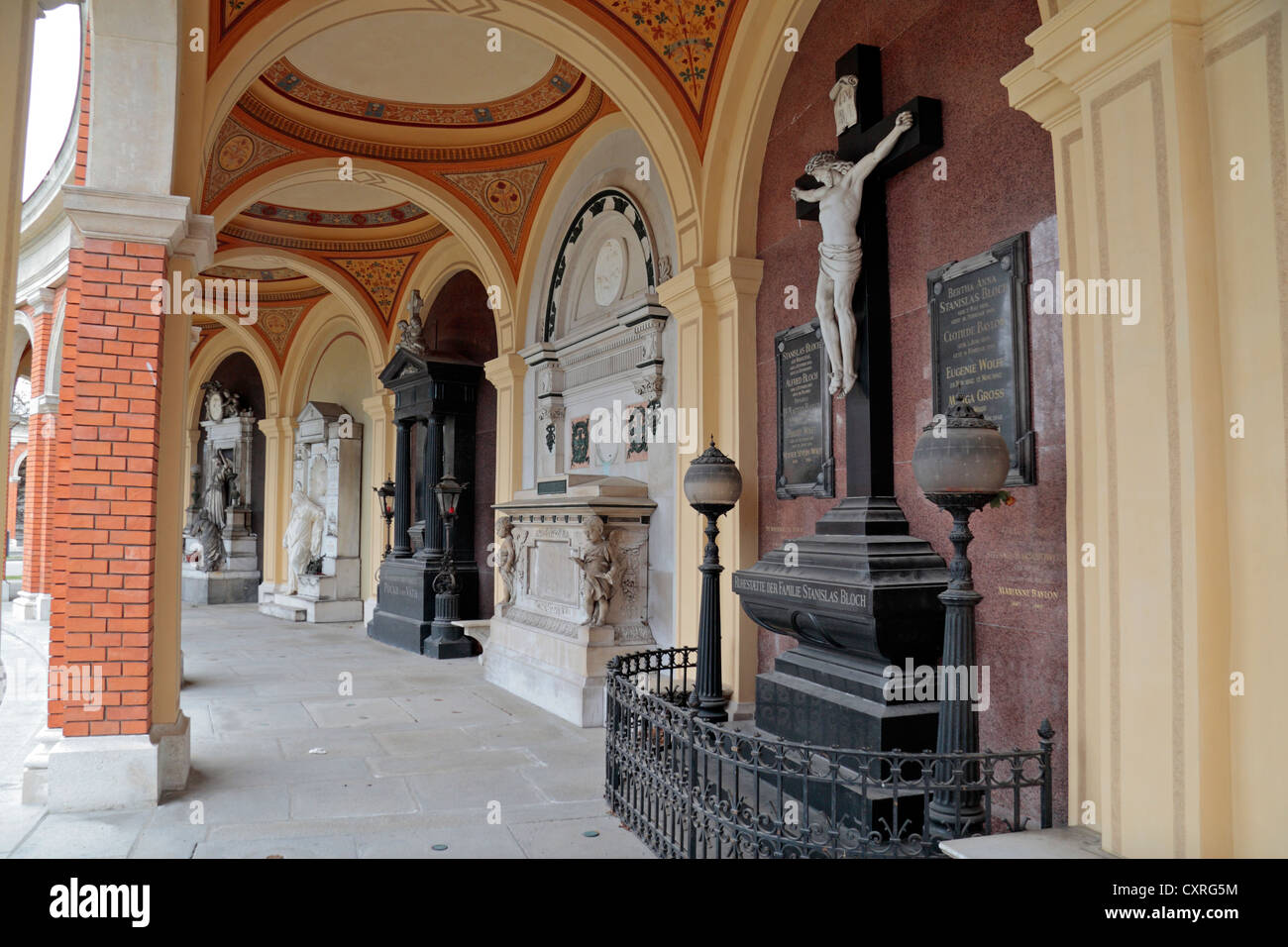 Ansicht der Gedenkstätten in den Arkaden auf dem Zentralfriedhof ...