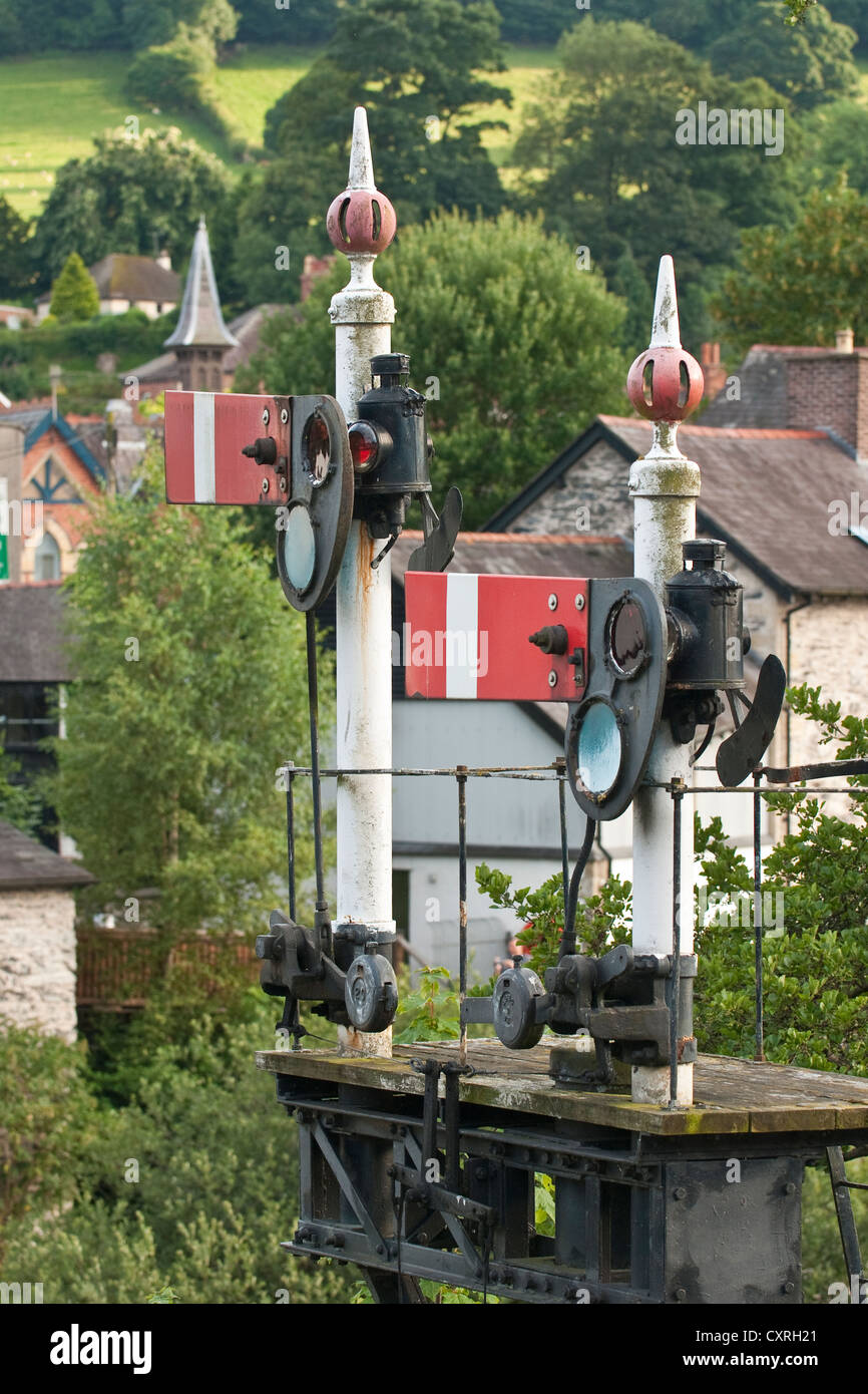 Railway signal quadrant gantry -Fotos und -Bildmaterial in hoher ...