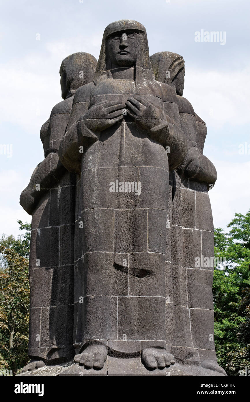 Drei kolossale weibliche Figuren, Skulpturen aus Basaltlava, Denkmal ...