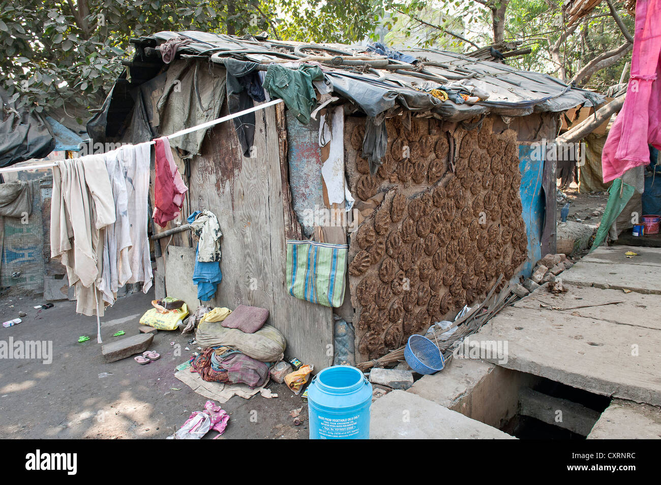 Kuhdung hing zum Trocknen an der Wand der Hütte, Slum, Shibpur District ...