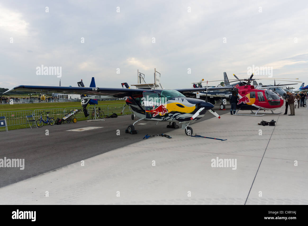 Leichtflugzeug Cessna 337D Skymaster und Hubschrauber MBB Bo 105 CB ...