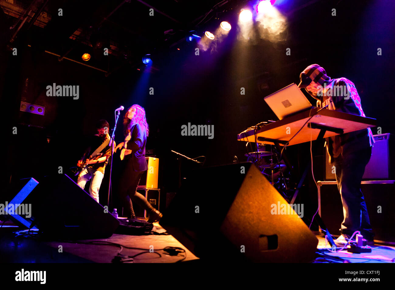 Die griechische Band "Keep Shelly in Athens", Liveauftritte im ...