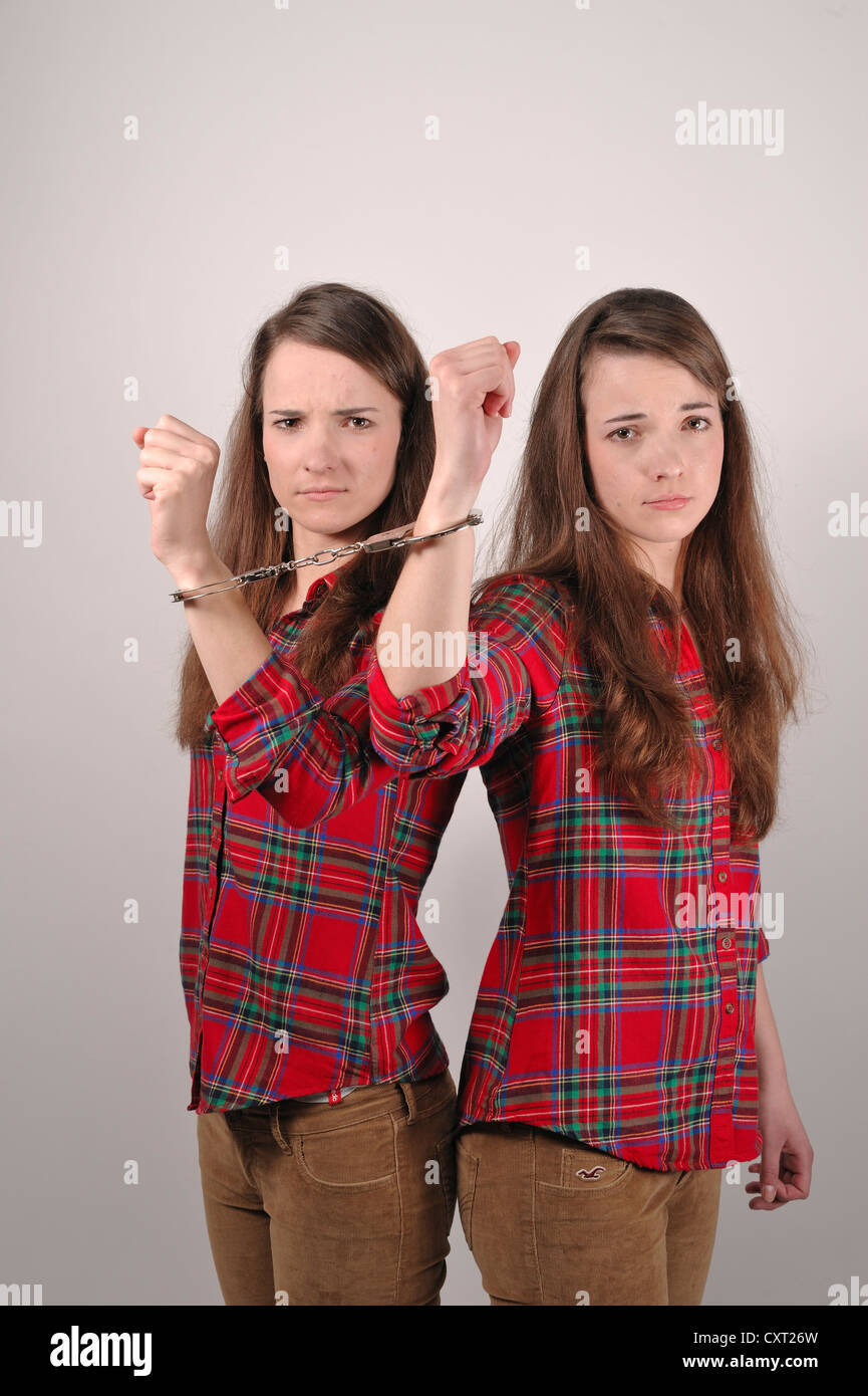 Twin sisters chained together handcuffs -Fotos und -Bildmaterial in hoher Auflösung – Alamy