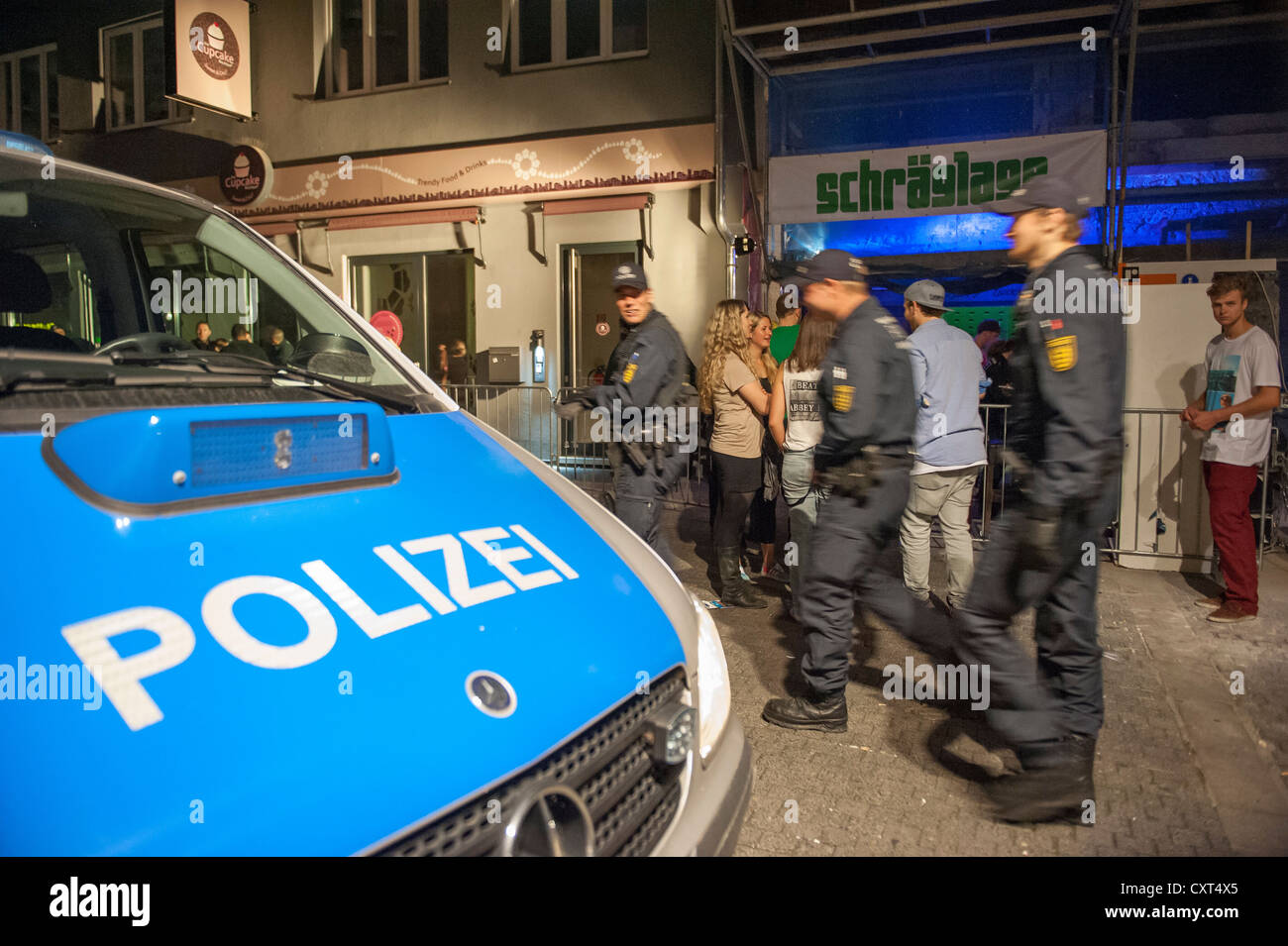Deutsche Polizeiauto, große Gastro-Control-Aktion der Stuttgarter ...