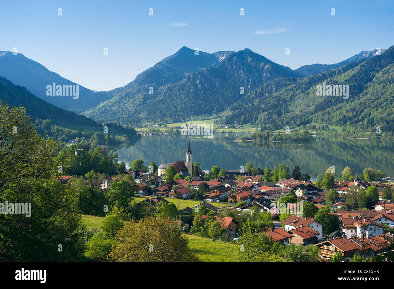 Blick über See Schliersee und Schliersee Dorf, Bayerische Alpen, Upper ...
