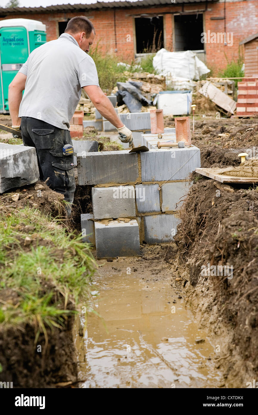 Maurer mit Kelle, beim Bau von Betonblock Wand Stockfotografie - Alamy