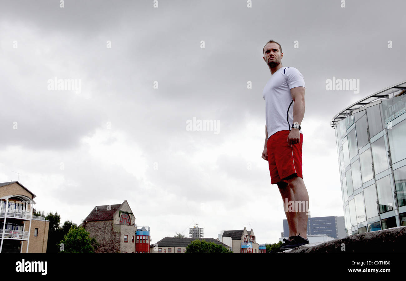 Mann stand an Wand auf Stadtstraße Stockfotografie - Alamy