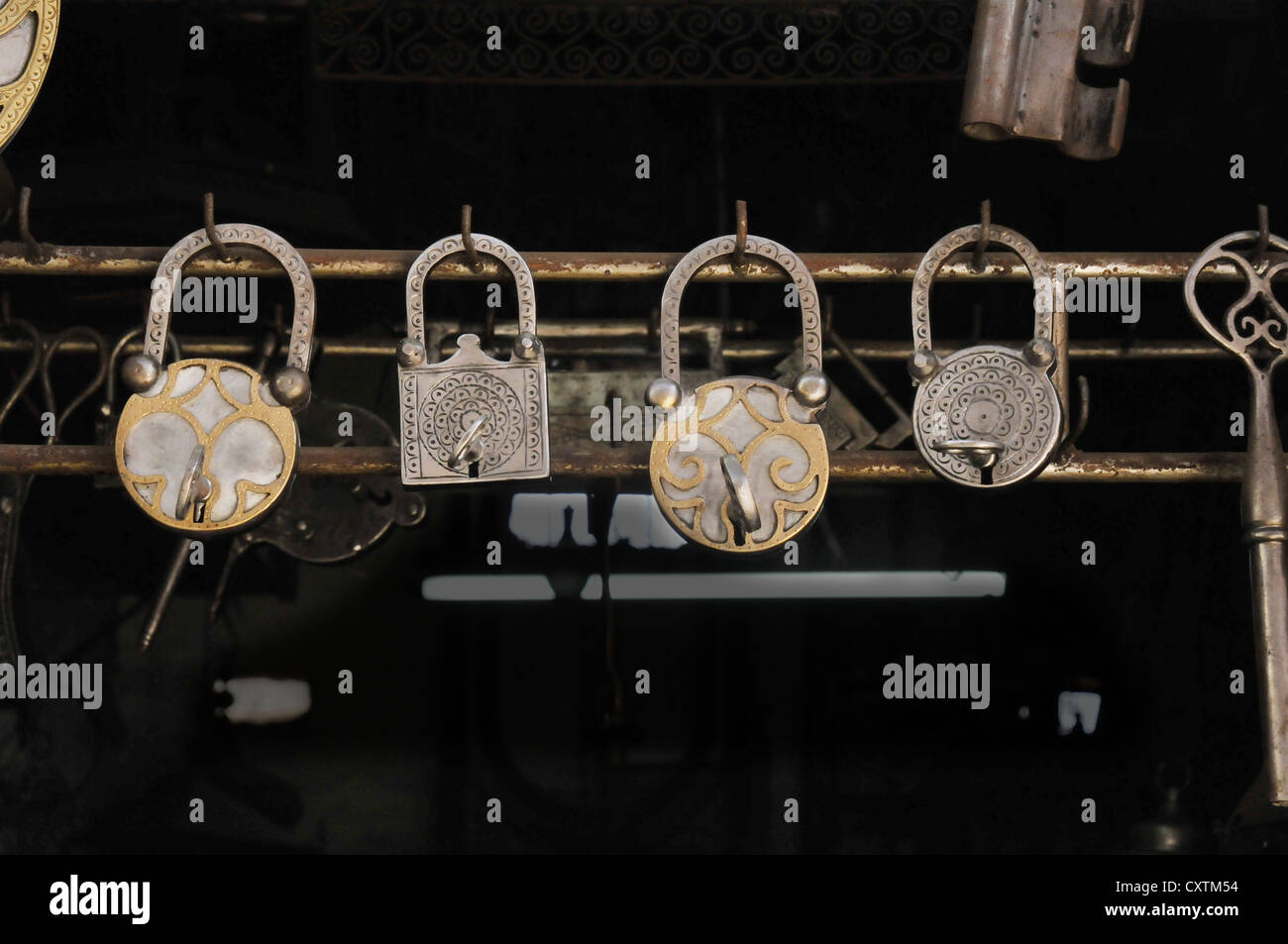 Metall-Vorhängeschlösser, Eisen, Arbeit, in der alten Medina craft ...