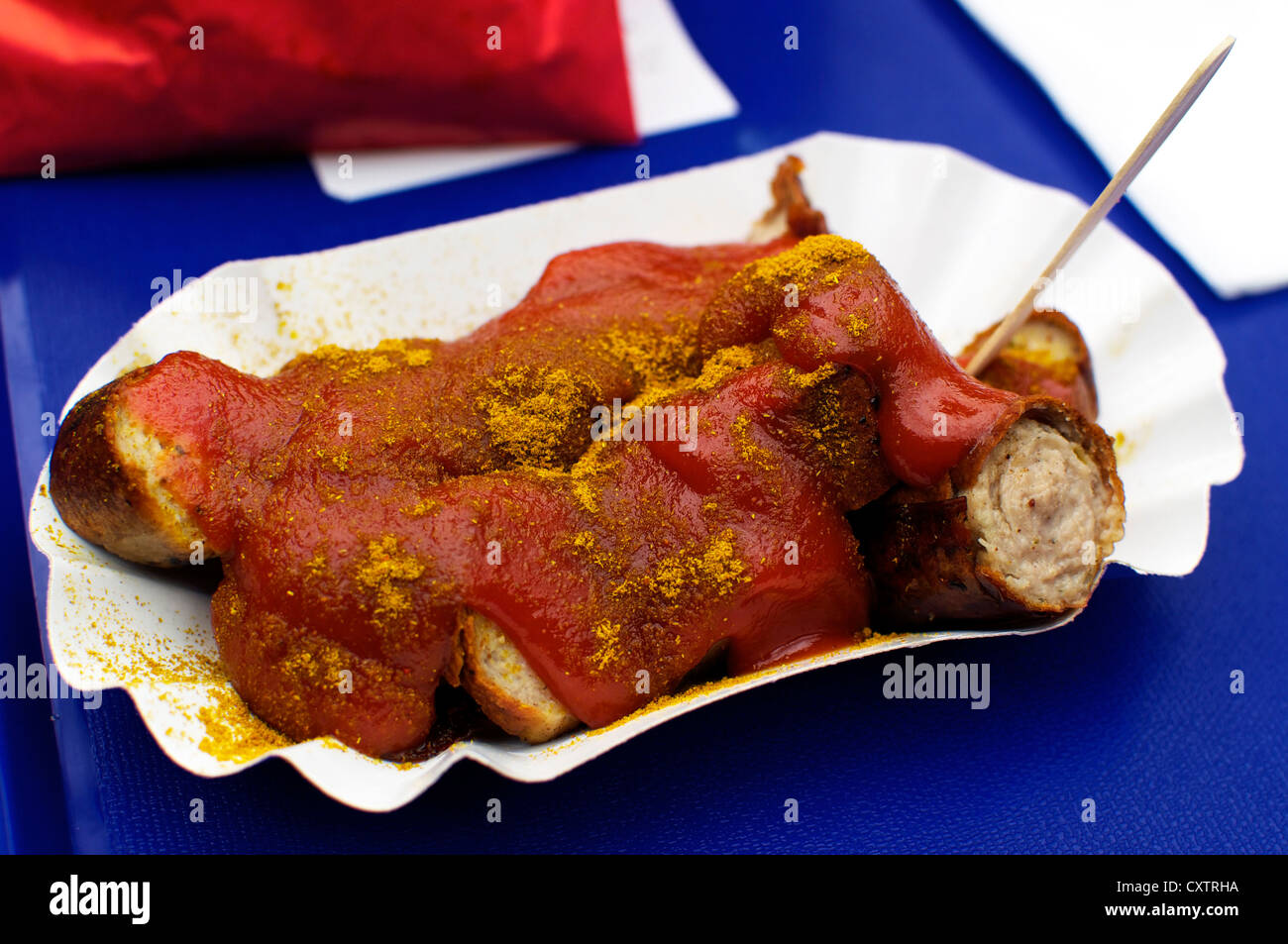 Eine Bratwurst mit Ketchup und Currypulver bedeckt: das ist Berlins ...