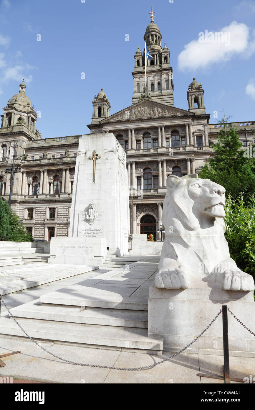 Das Kriegerdenkmal vor der City Chambers auf George Square im ...