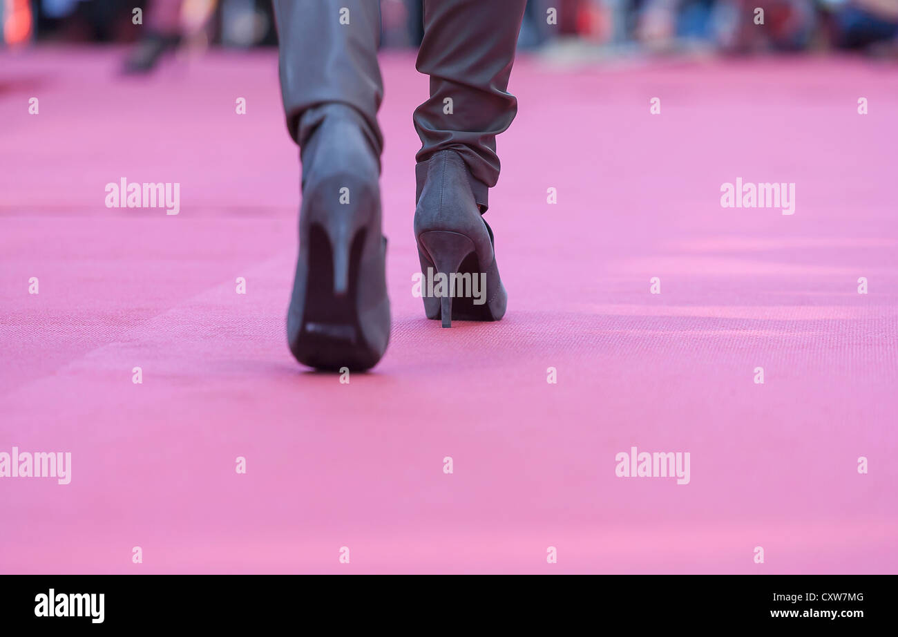 Frau Mit High Heels Fotos Und Bildmaterial In Hoher Auflösung Alamy