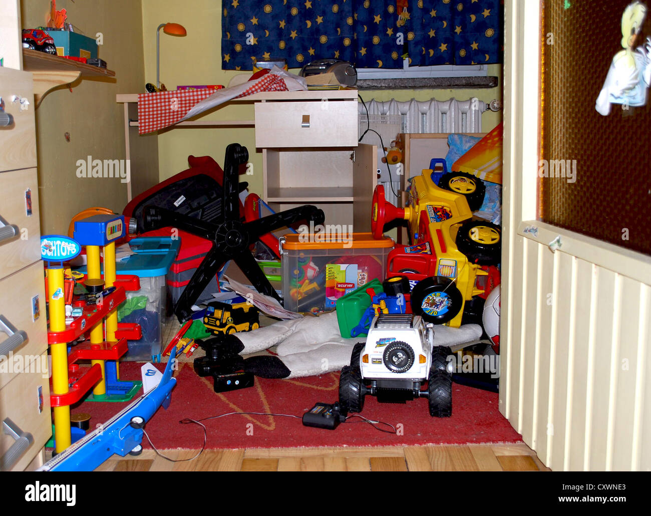 Kinderzimmer unordnung -Fotos und -Bildmaterial in hoher Auflösung – Alamy