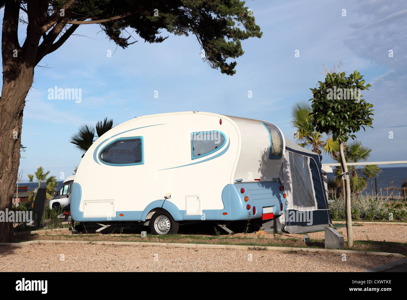 Kleiner Wohnwagen auf einem Campingplatz Stockfotografie - Alamy
