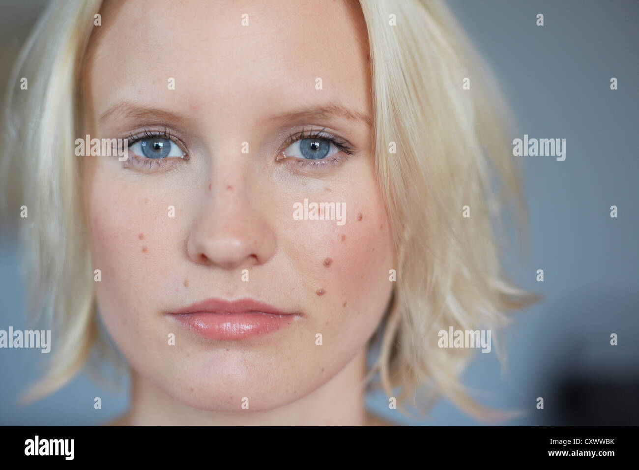 Gesicht Der Jungen Dame Stockfotos und -bilder Kaufen - Alamy