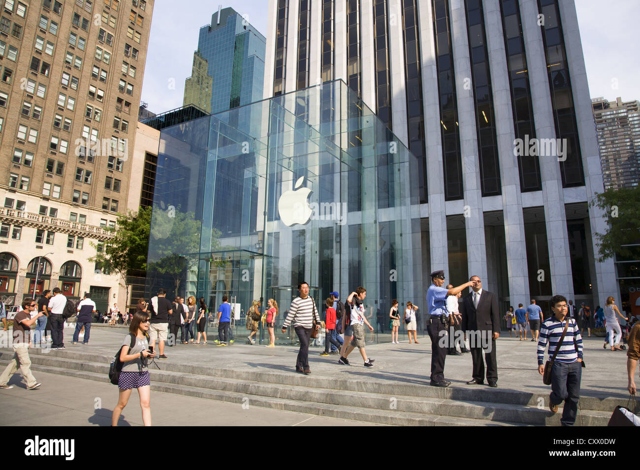 Das berühmte Glas Cube Eingang zum Apple Store auf der 5th Avenue in ... Das berühmte Glas Cube Eingang zum Apple Store auf der 5th Avenue in ...