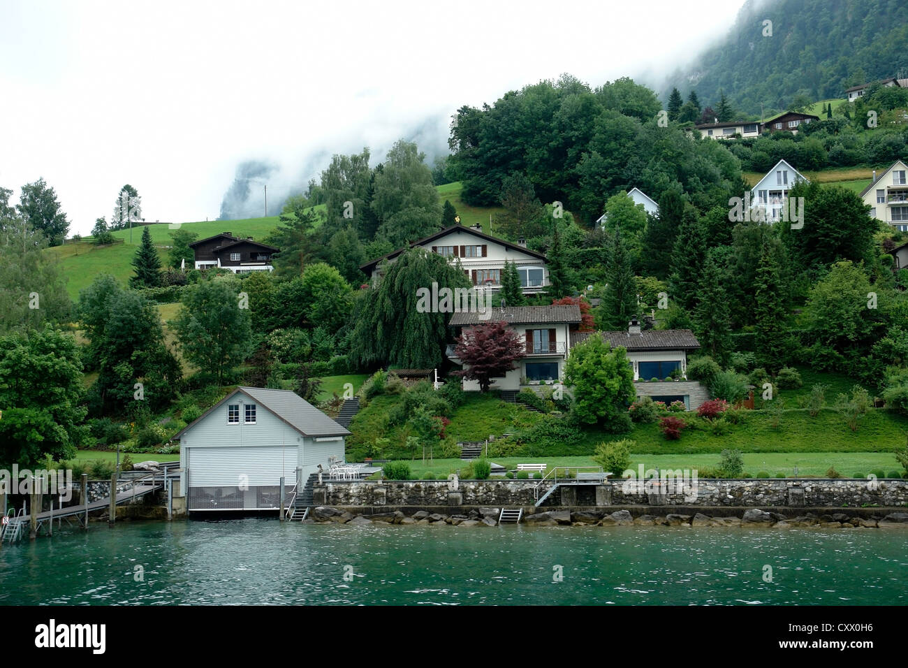 Bergsee mit bootshaus und booten -Fotos und -Bildmaterial in hoher ...