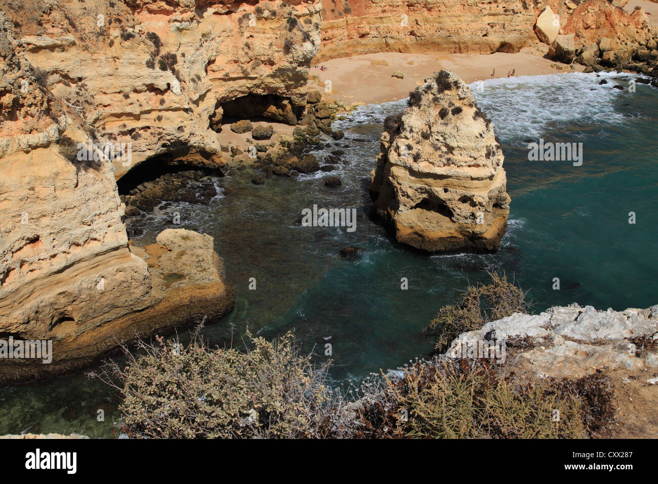 Praia da Marinha Strand und Felsen, Algarve, Portugal Stockfotografie ...