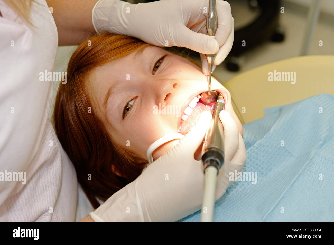 Junge beim Zahnarzt, Mundhygiene, Zahnpflege, Zahnbehandlung ...