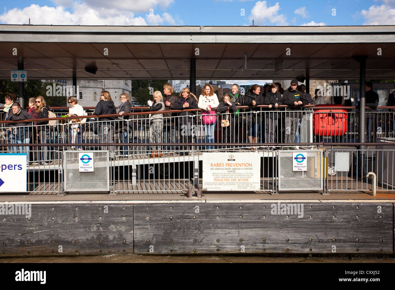 London tower pier -Fotos und -Bildmaterial in hoher Auflösung – Alamy