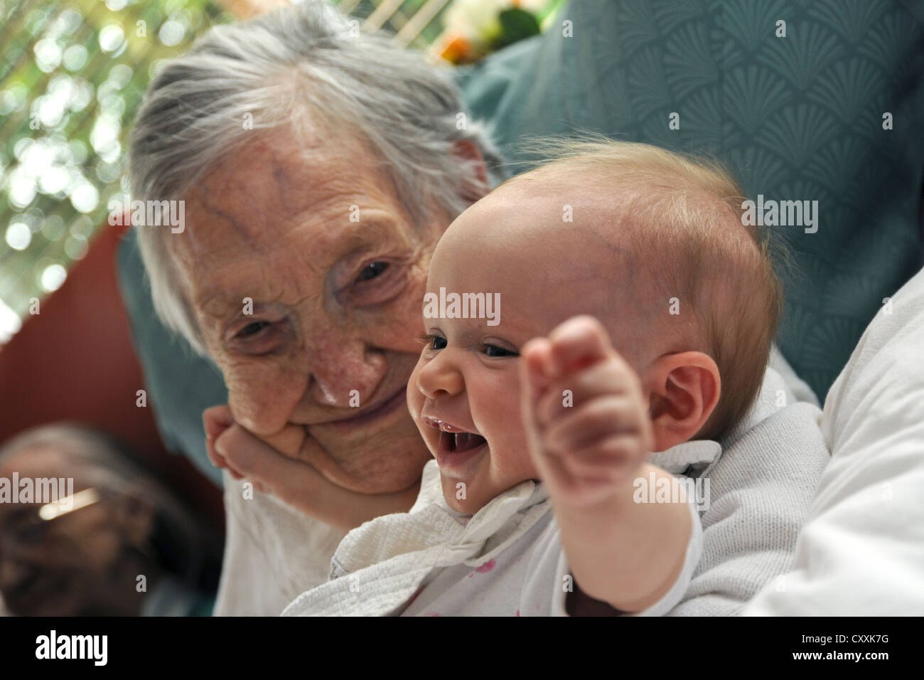 Großmutter mit kind zu hause uk -Fotos und -Bildmaterial in hoher ...