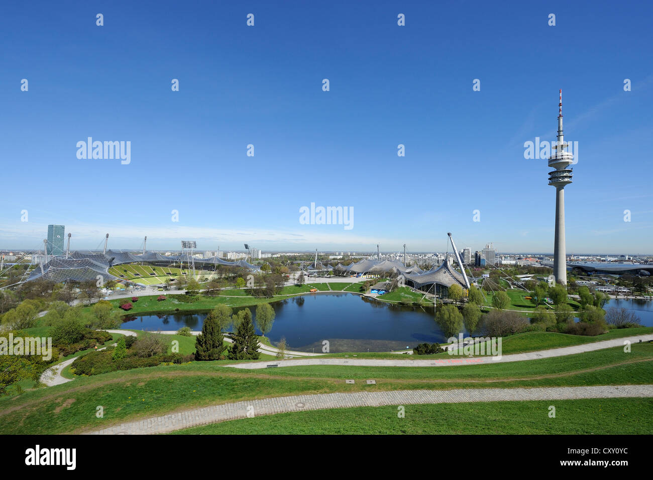 Blick vom Olympiaberg Hügel zum Olympiapark mit dem Olympiastadion ...