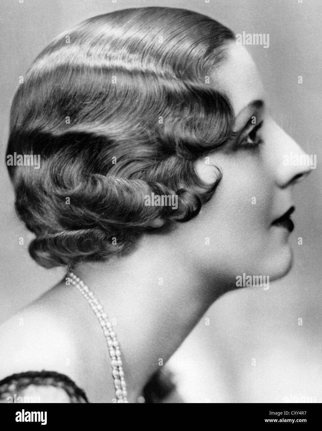 Winkte frisur -Fotos und -Bildmaterial in hoher Auflösung – Alamy