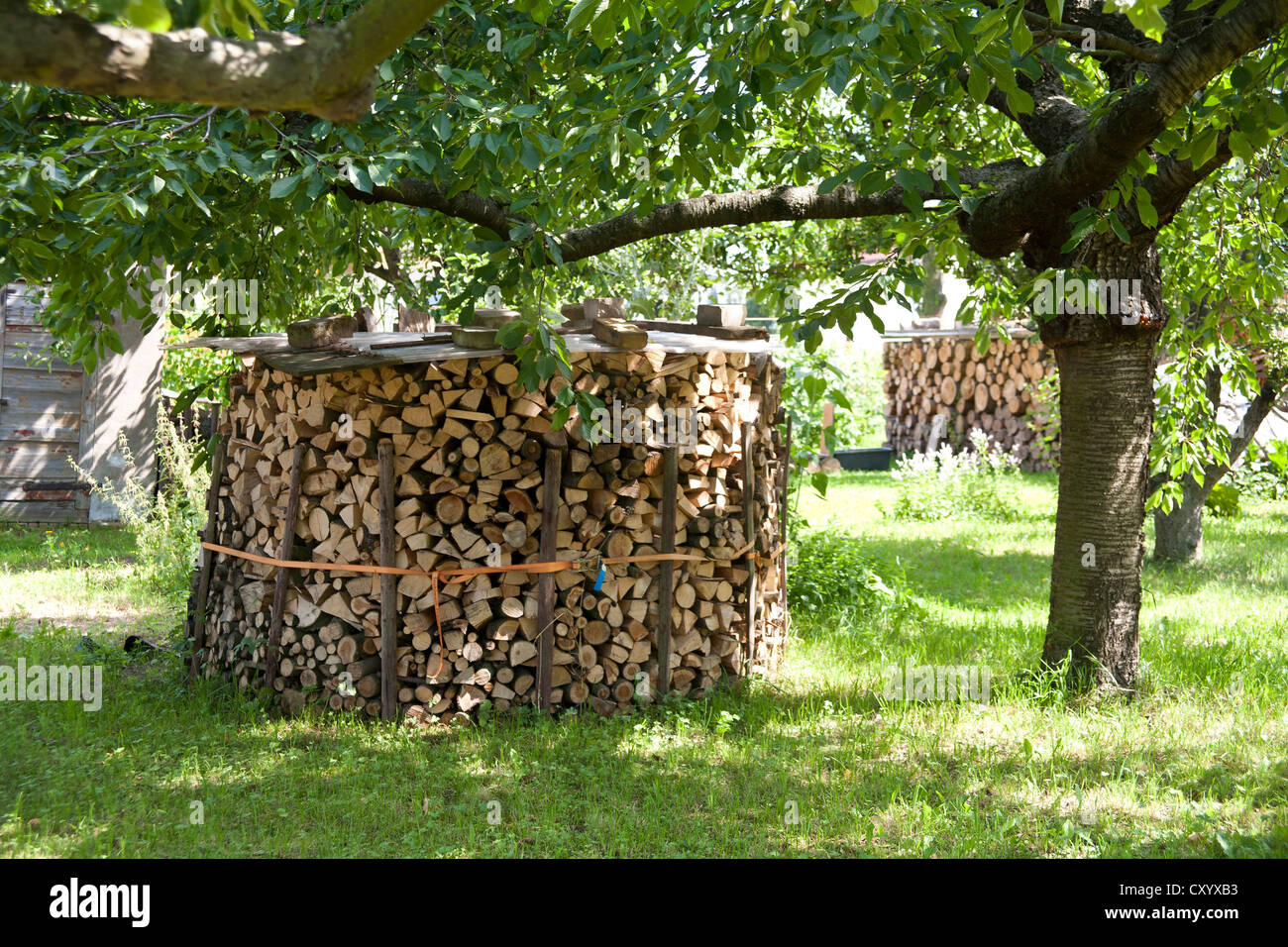 Holz stapeln im Garten, Brennholz, Versorgung für einen Kamin ...