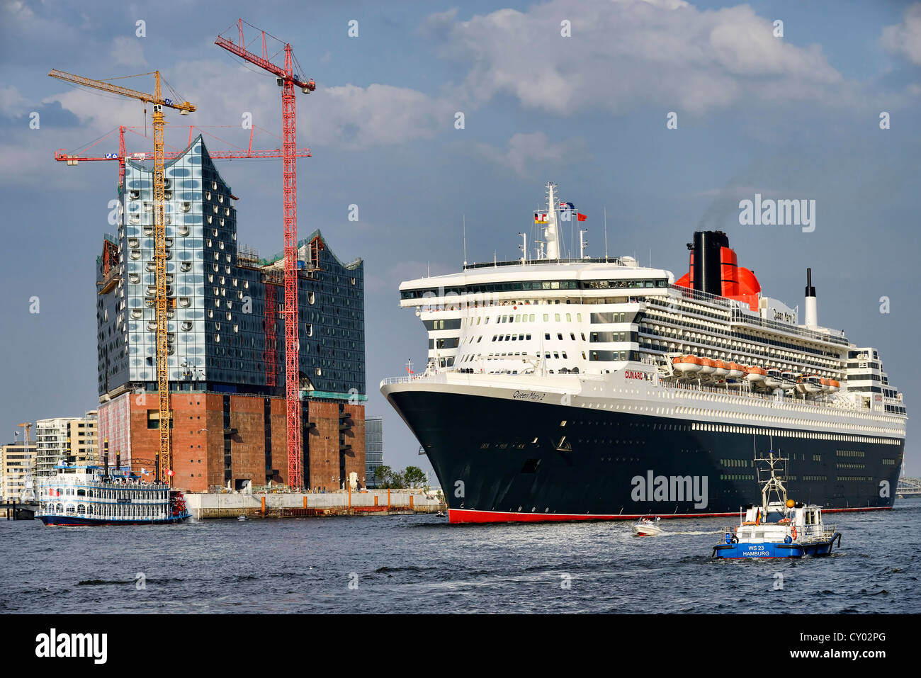 Elbphilharmonie-Philharmonie und Kreuzfahrt Schiff Queen Mary 2 im ...
