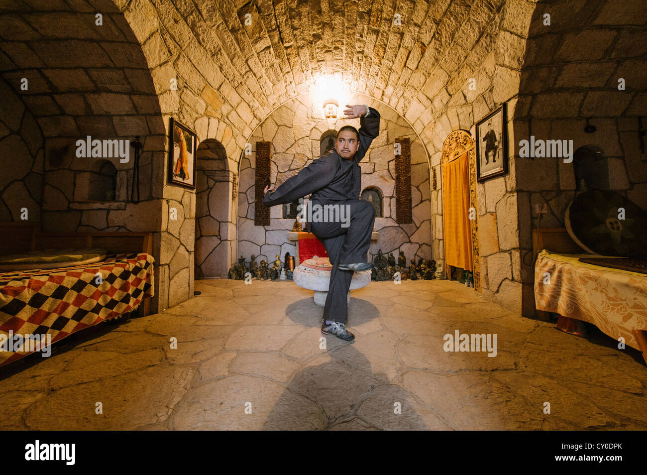 Shaolin Mönch Shi De Jian demonstriert traditionelle Kampfkünste im San ...