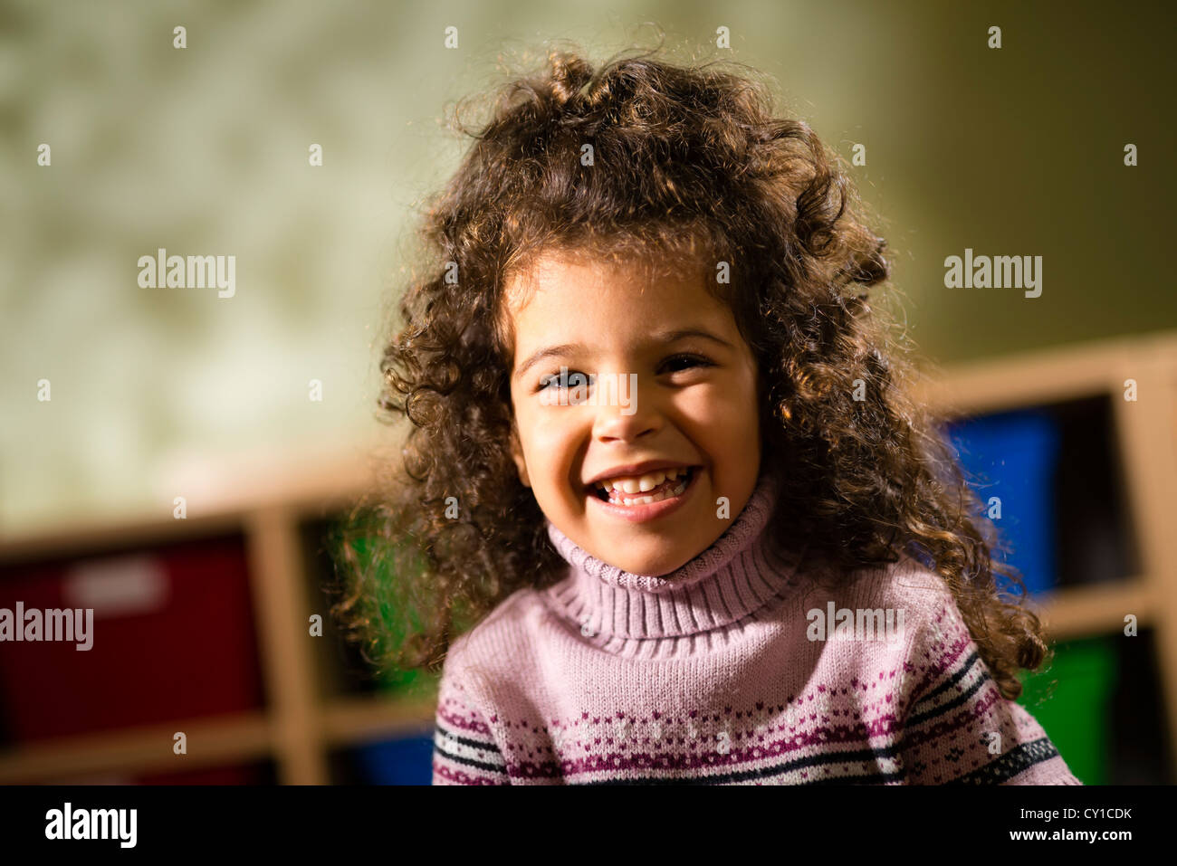 Porträts von Kindern, glücklich 3 Jahre alt, weiblich mit dem lockigen ...