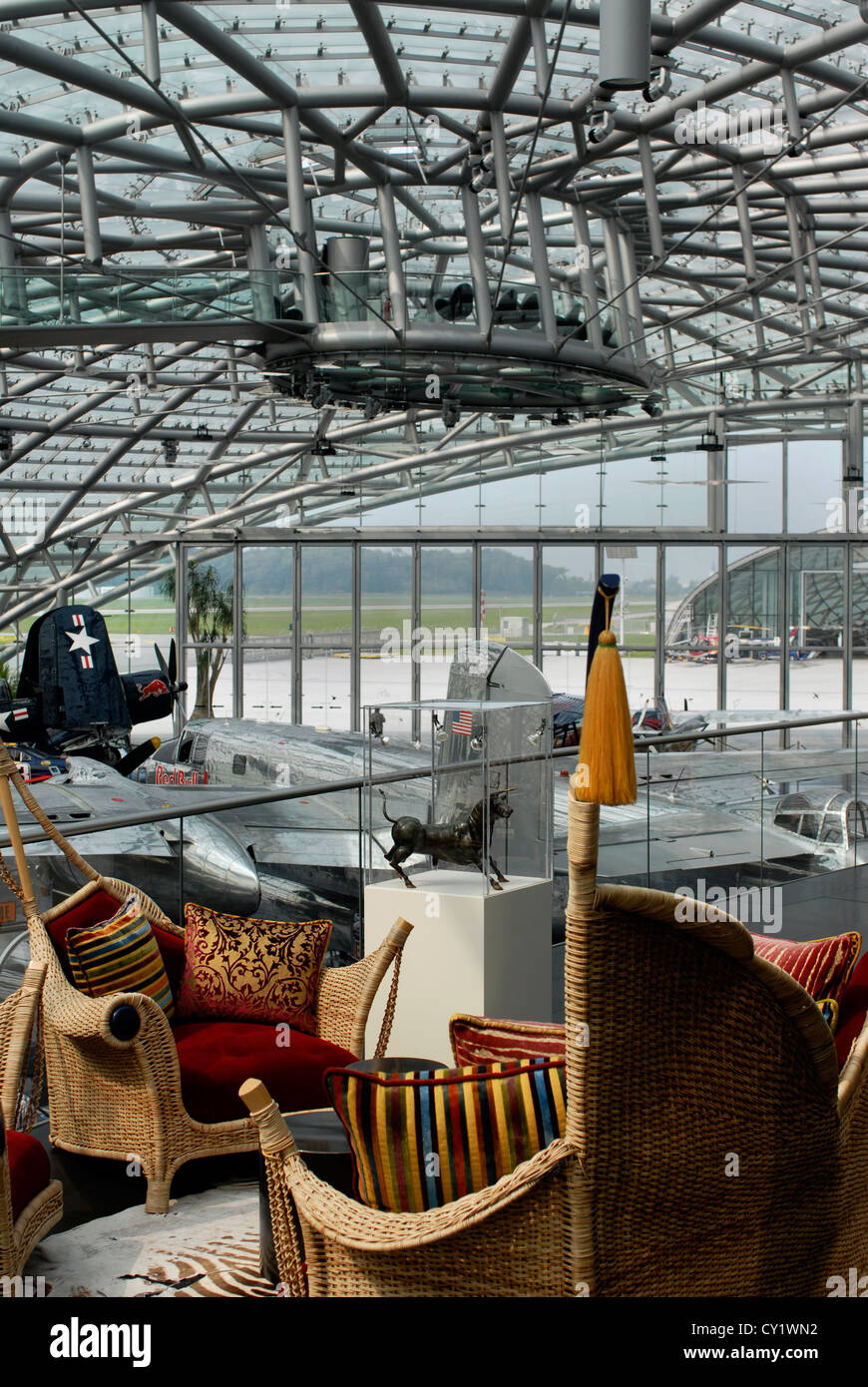 Sofa, Hangar-7 Red Bull, Restaurant "Ikarus", Salzburgo, Austria ...
