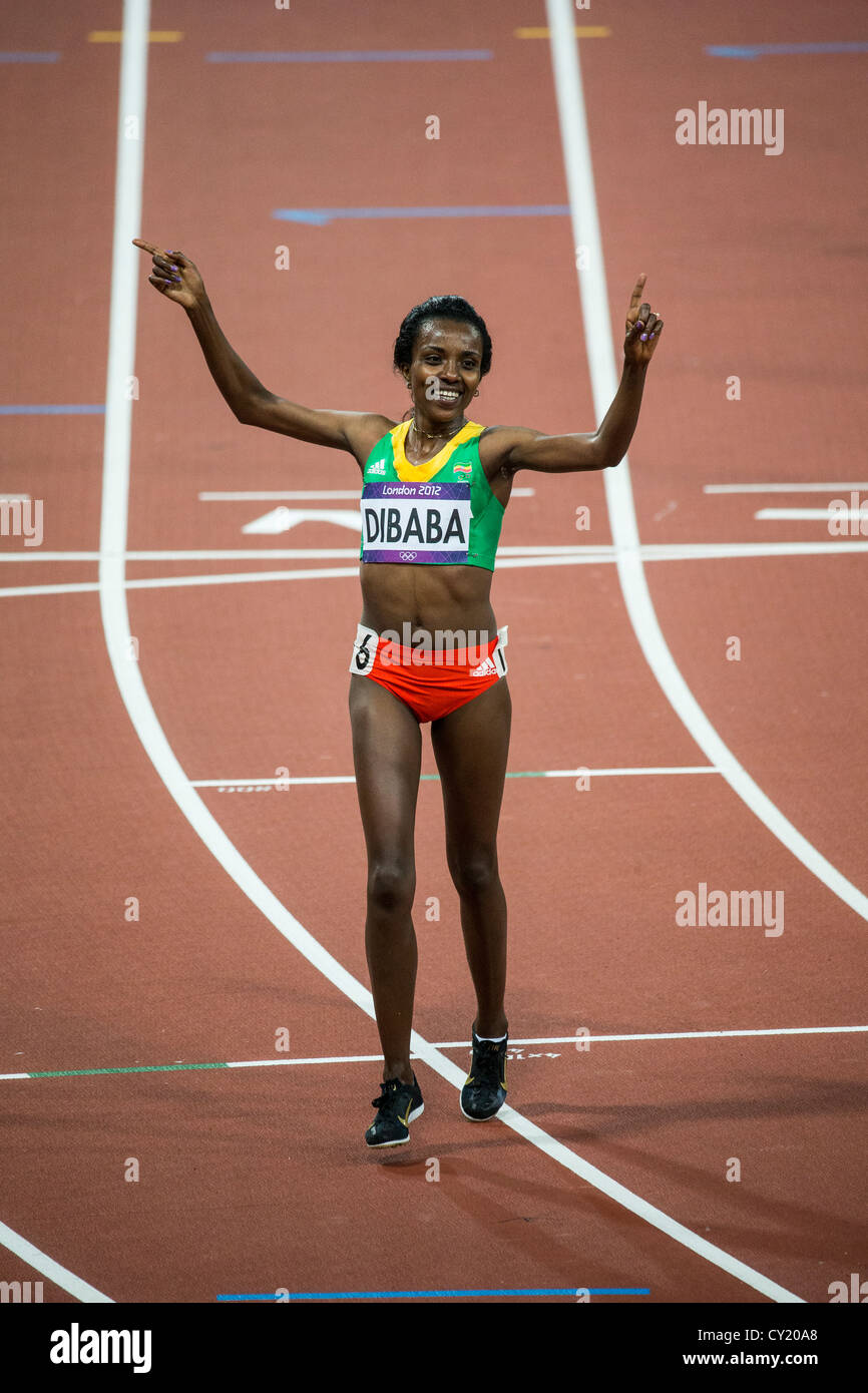 Tirunesh Dibaba (ETH) gewinnt die Goldmedaille bei der Frauen 10000m ...