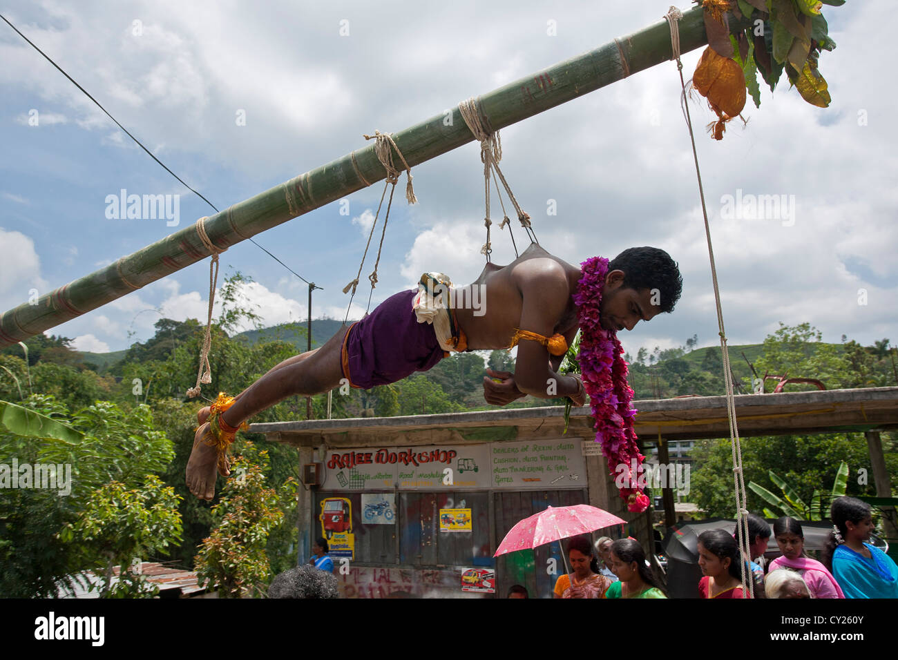 Mann an Haken hängen durchbohrt in seinen Körper (Tamil Religion Ritual ...